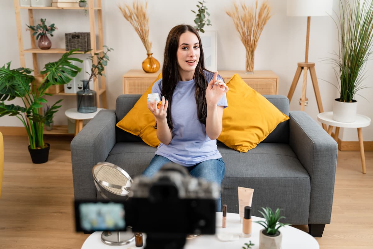 Influencer Vs Affiliate Marketing: The Main Difference Between the Two ...